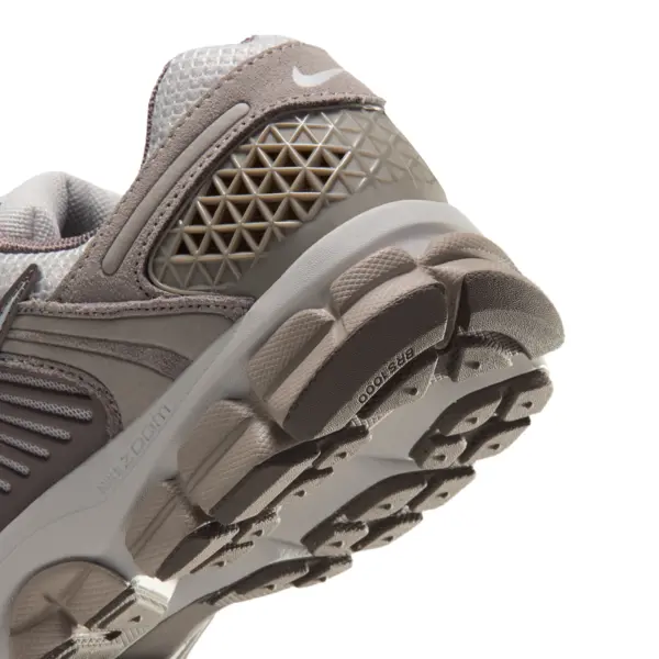Nike Zoom Vomero Shoes With Reflective Accents - Grey