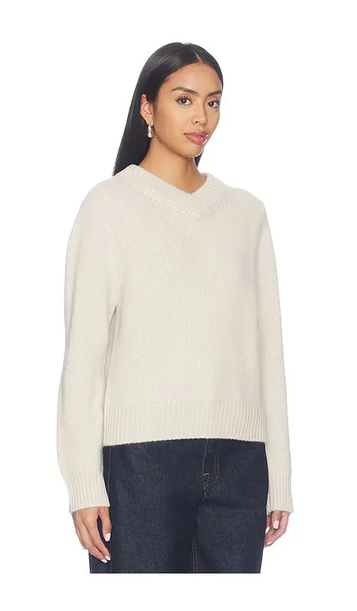 Soft Goat Chunky V-neck Sweater In Beige