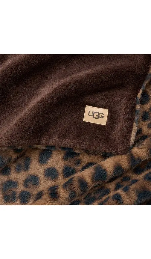UGG HOME Everett Throw In Brown