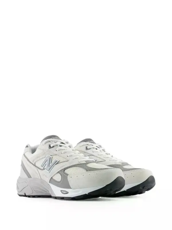 NEW BALANCE 880r Sneakers