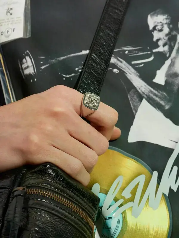OFF-WHITE Arrows Signet Ring