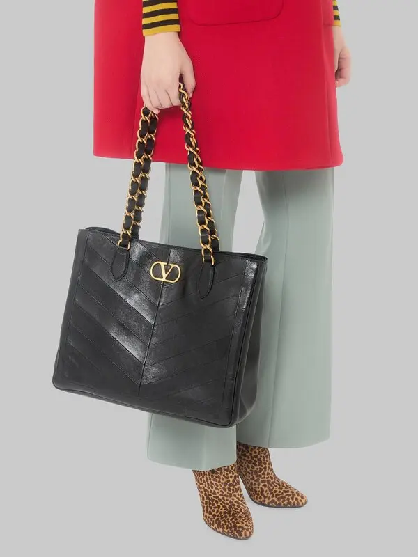 Valentino Garavani Laseine Shopping Bag In Nappa Leather With A Chevron Pattern - Black