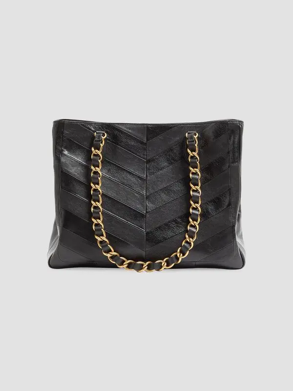 Valentino Garavani Laseine Shopping Bag In Nappa Leather With A Chevron Pattern - Black