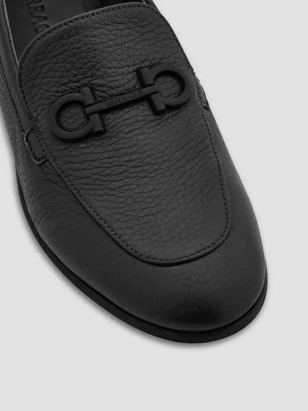 FERRAGAMO Soldy Gancini Leather Loafers - Nero