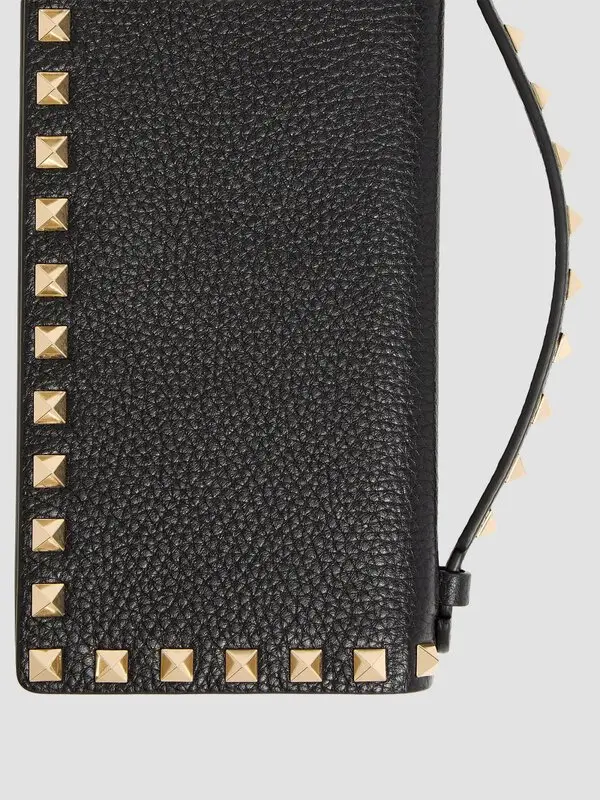 Valentino Garavani Rockstud Wallet With Chain In Grainy Calfskin - Black