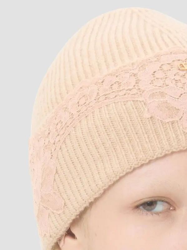 Valentino Garavani Vlogo Signature Cashmere And Lace Beanie - Alabaster