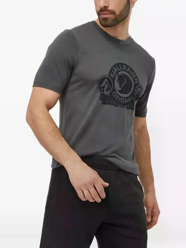 FJALL RAVEN Logo Graphic T-shirt