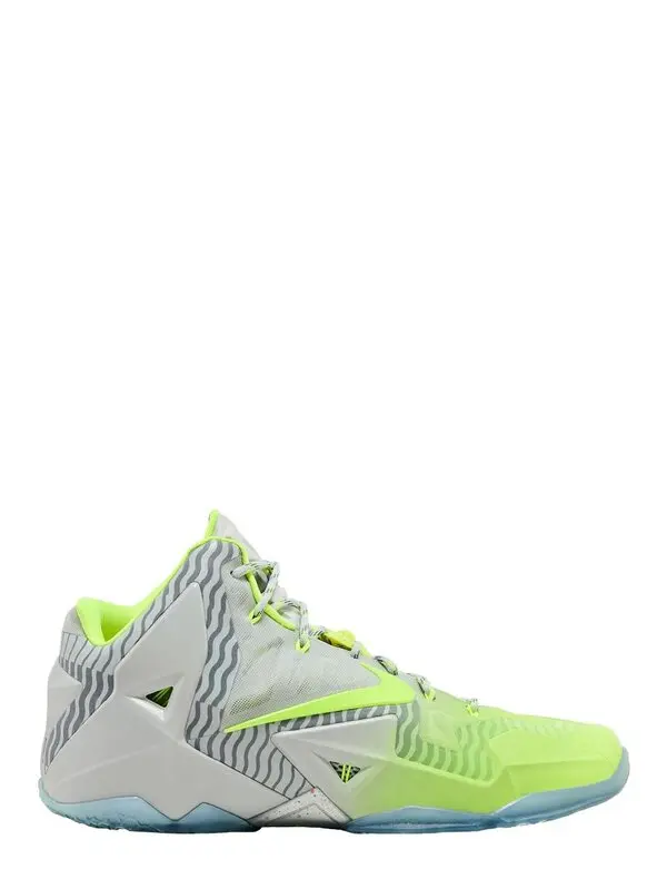 Nike Lebron 'maison Du Lebron' Sneaker - Grey