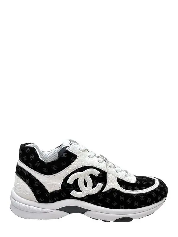 Chanel Cc Embossed Logo Suede Sneakers - Black/white