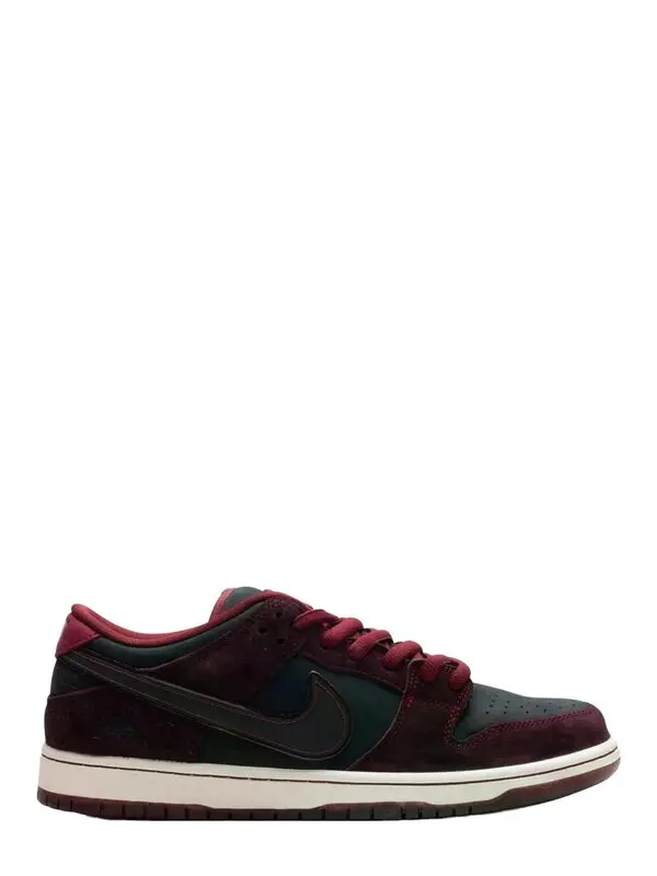 Nike X Riot Skateshop Sb Dunk Low Sneakers - Red