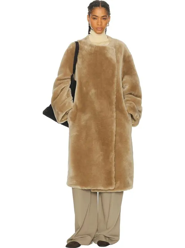 TOTEME Collarless Shearling Coat - Rye