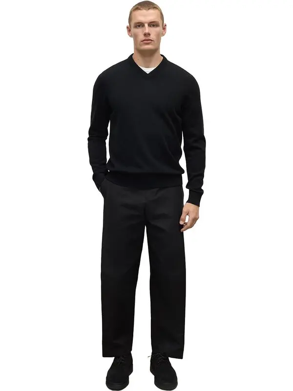Johnstons Of Elgin Classic Cashmere V-neck Jumper - Black