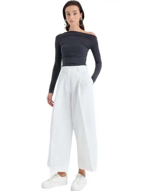MONLICIA Cyra Cropped Wide Leg Trousers - White