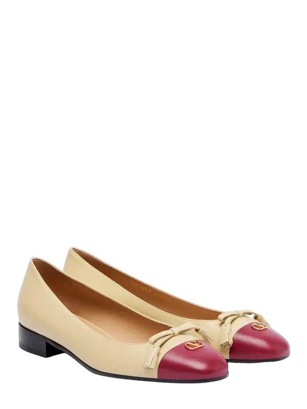 Valentino Garavani Valet Du Roi Vlogo Leather Ballet Flats - Beige
