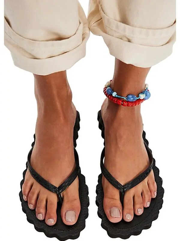 BRIZZA AREZZO Scalloped Flip Flops - Black
