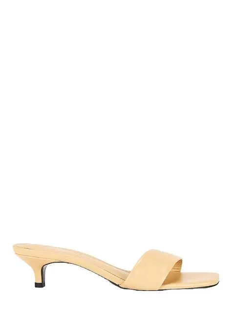 BLACK SUEDE STUDIO Avery 35 Mule - Custard