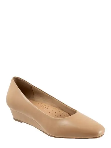 Trotters Denisse Wedge Pump - Beige