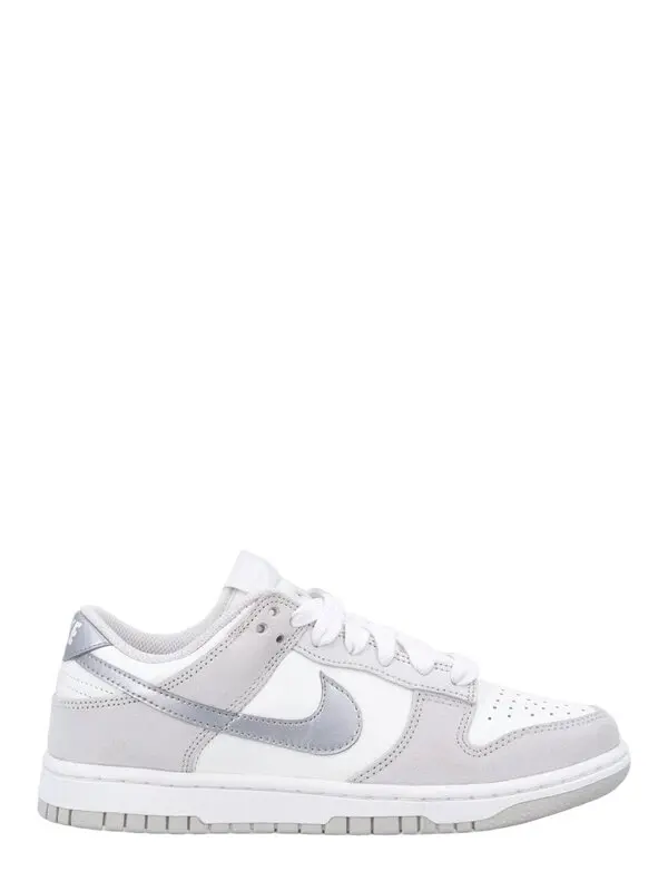Nike Low Top Sneakers - White