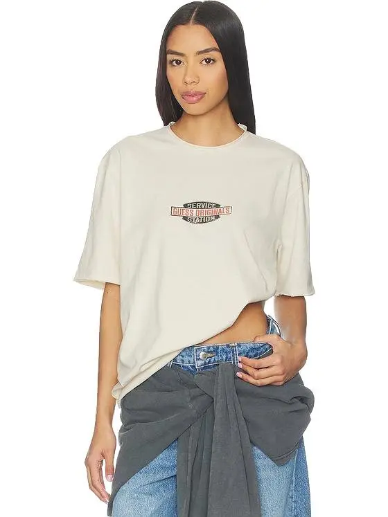 GUESS ORIGINALS Service Station Tee - Sandy Shore