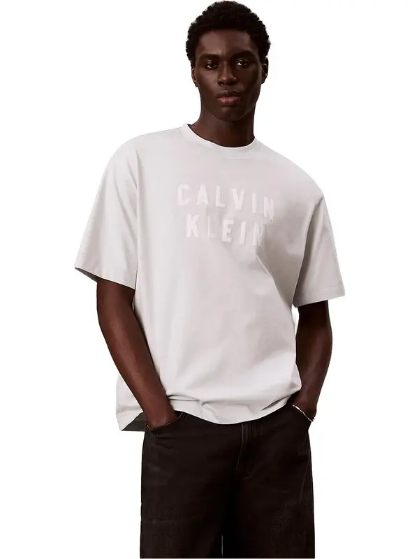 Calvin Klein Contrast Logo Graphic Relaxed T-shirt - Plein Air