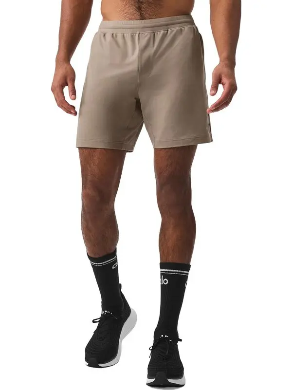 Alo Yoga 7" Conquer React Performance Short - Gravel