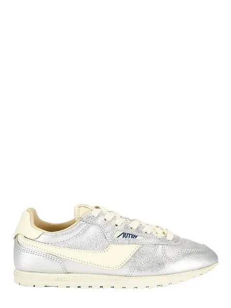 AUTRY Windspin Low Sneaker In Metallic Silver - Silver & Rutabaga