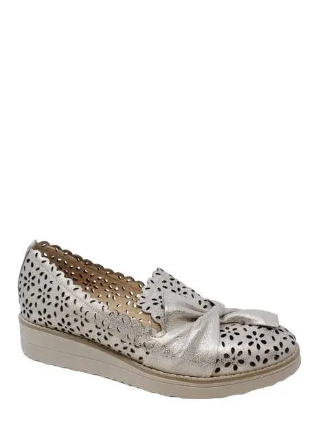 DJANGO AND JULIETTE Omilla Wedge Slip-on - Beige And Goldanilla Sole