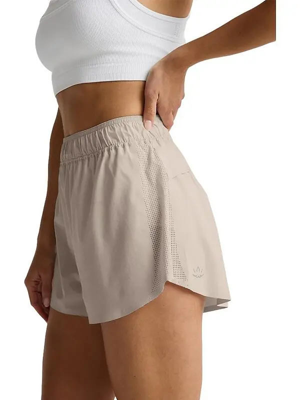 Beyond Yoga Solemate 2.5" Shorts - Oat