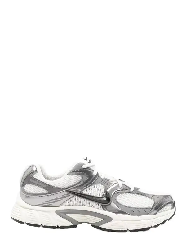 Nike V5 Rnr Logo Sneakers - White