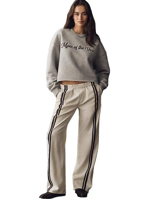 FAVORITE DAUGHTER Mom Of The Year Cropped Pullover Top - Heather Grey/burgundy