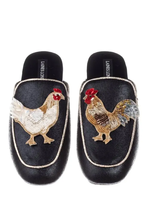 LAINES LONDON Classic Mules With Chicken And Rooster Brooches - Black/gold
