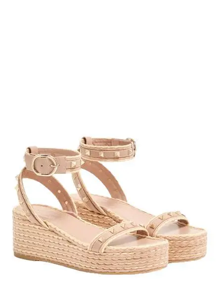 Valentino Garavani Rockstud Flatform Sandals - Natural