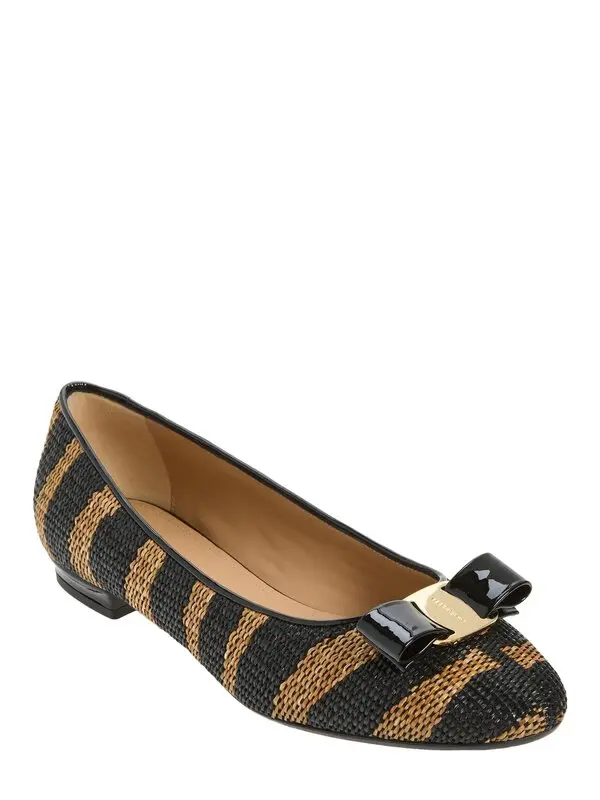 FERRAGAMO Varina 2.0 Raffia Ballet Flat - Nero Naturale/nero Biscotto