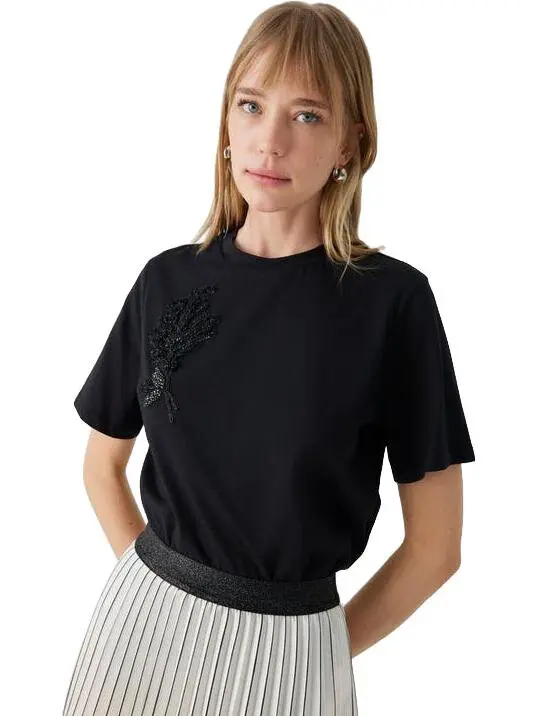 EXQUISE Embroidered Crew Neck T-shirt - Black