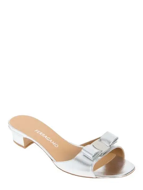 FERRAGAMO Vara Bow Slide Sandal - Silver Fondo Bianco Biscotto