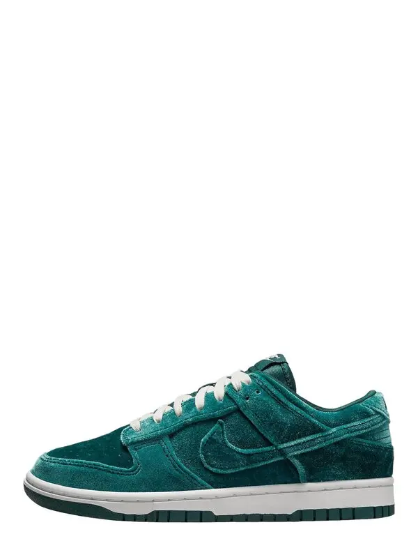 Nike Dunk Low 'green Velvet' Sneakers - Green/white