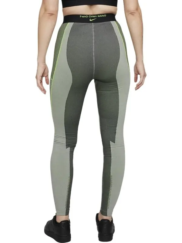 Nike Pro Leggings With Colorblock Design - Off-noir/light Smoke Grey/iron Grey