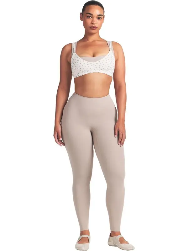 SKIMS Micro Scoop Bra | White | | Nike Matte - Ditsy Floral Print