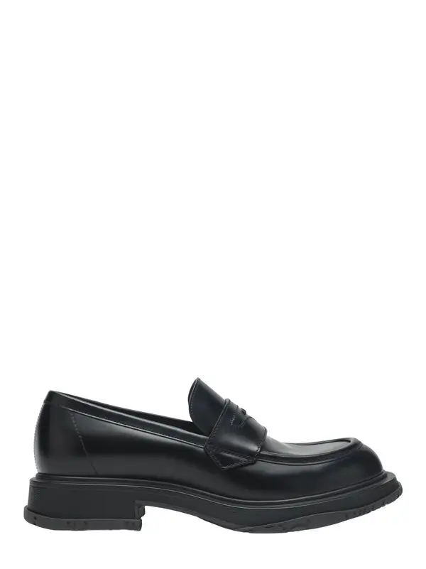 Gucci Leather Loafer With Embossed Logo - Black