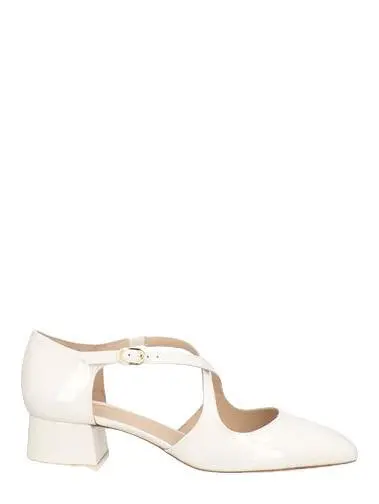 STUART WEITZMAN Patent Leather Pumps With Buckle Fastening - White
