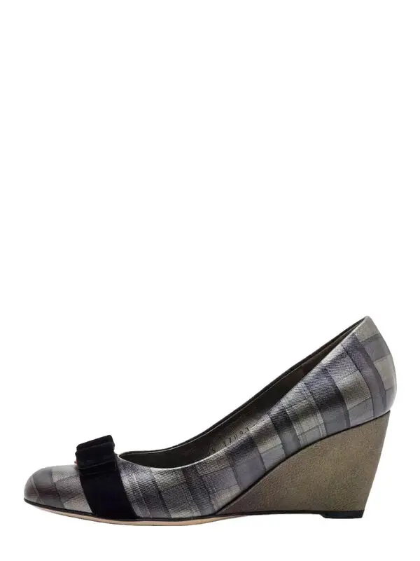FERRAGAMO Vara Bow Patterned Wedge Pumps - Grey