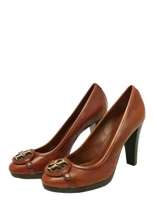 Tory Burch Logo Plaque Round Toe Pumps - Brown