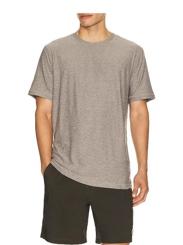 Vuori Strato Tech Tee In Grey - Heather Grey