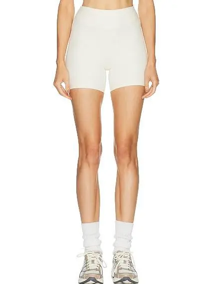 437 The Essentials Short - Cream