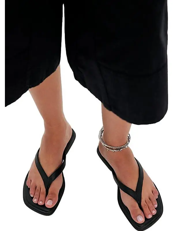 VAGABOND SHOEMAKERS Izzy Thong Sandals - Black