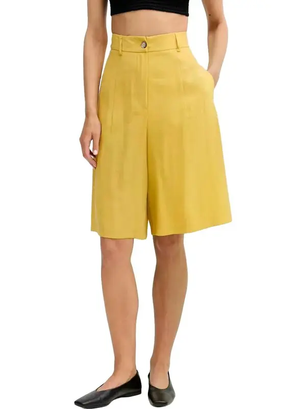 VICOLO Pleated Tailored Shorts - Yellow