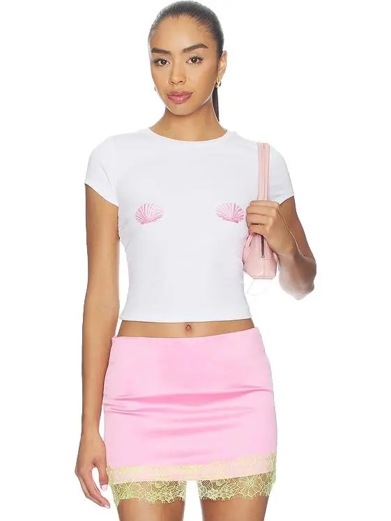Superdown Trysta Baby Tee In White - Shells