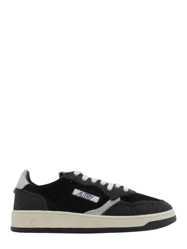 AUTRY Medalist Low Top Sneakers With Embroidered Logo - Black