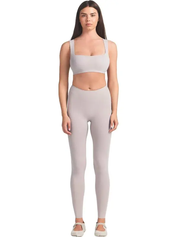 SKIMS Racerback Bra | White | | Nike Studio Stretch - Linen