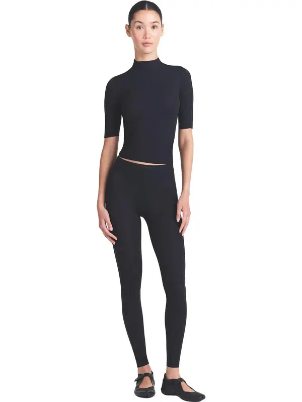 SKIMS V Panel 28" Legging | Black | | Nike Weightless Layers - Obsidian